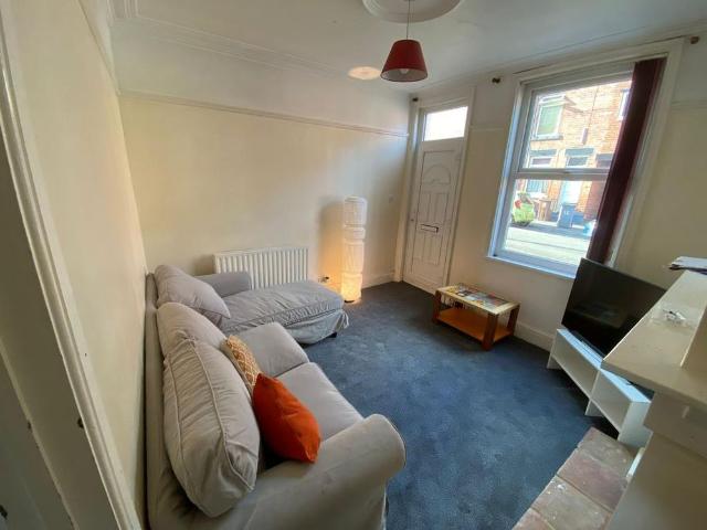 3 bedroom house share to rent