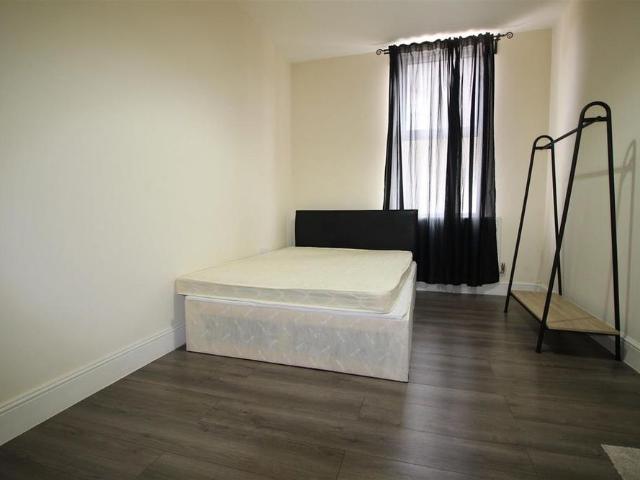 3 bedroom house share to rent
