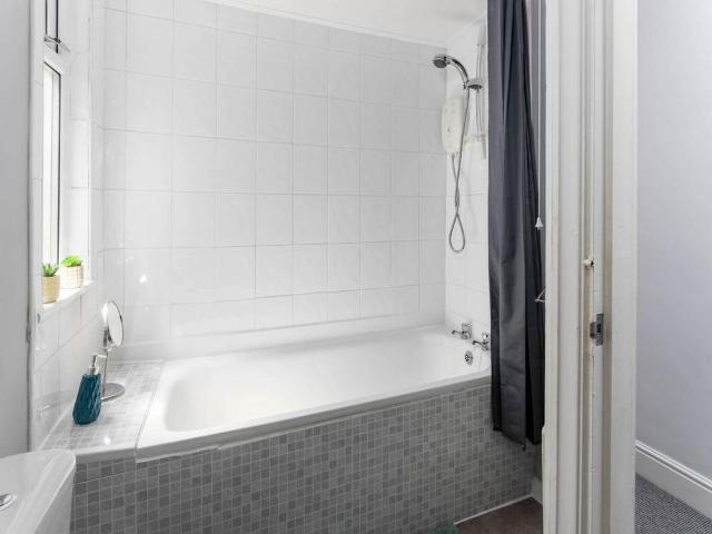 3 bedroom house share to rent