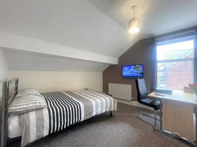 3 bedroom house share to rent