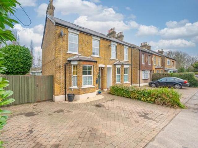 3 Bedroom House Shepperton Surrey LS99437071
