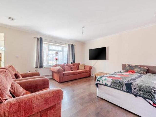 3 Bedroom House Slough Slough LS99608270