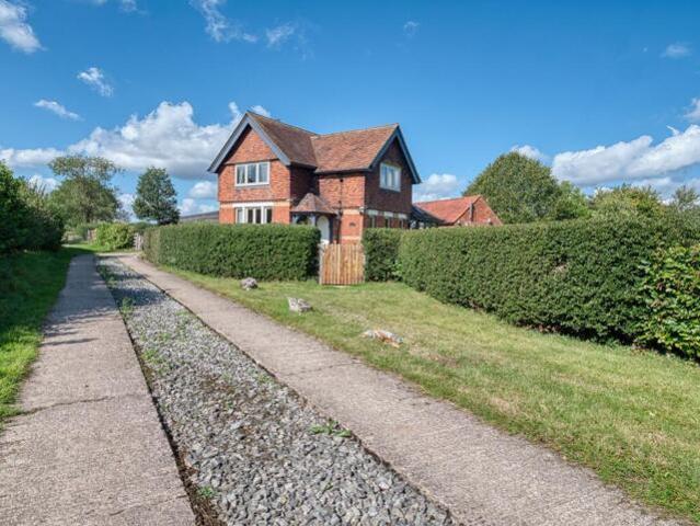 3 Bedroom House Staffordshire Staffordshire LS100263274