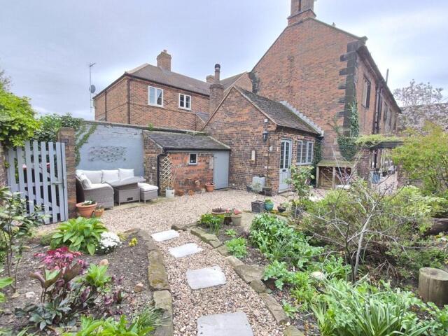3 Bedroom House Staffordshire Staffordshire LS101678689