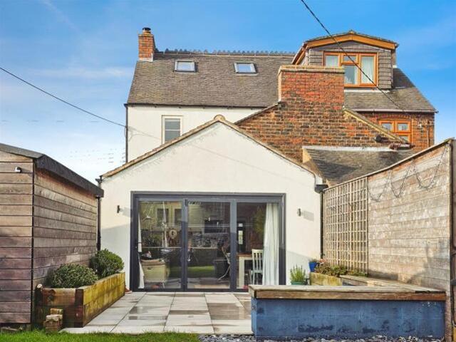 3 Bedroom House Stoke On Trent Staffordshire 101676922