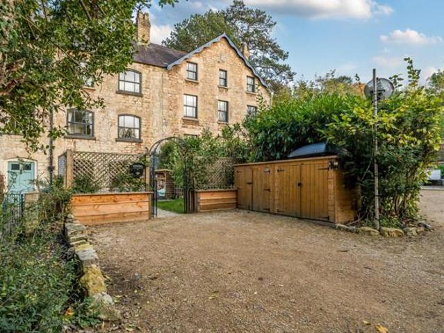3 Bedroom House Stroud Gloucestershire LS99029388