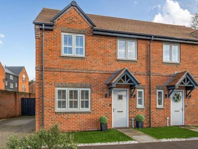 3 Bedroom House Surrey Great London 98262564