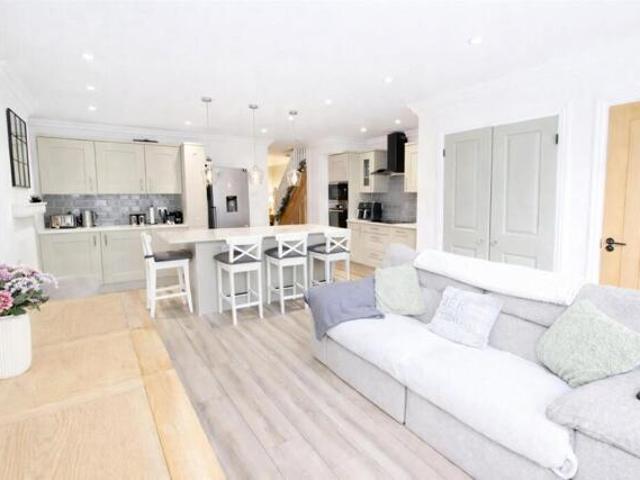 3 Bedroom House Surrey Great London 99344612