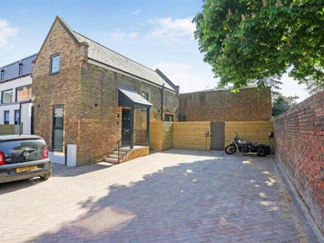 3 Bedroom House Surrey Great London 100824930