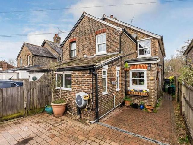 3 Bedroom House Surrey Great London 100058347