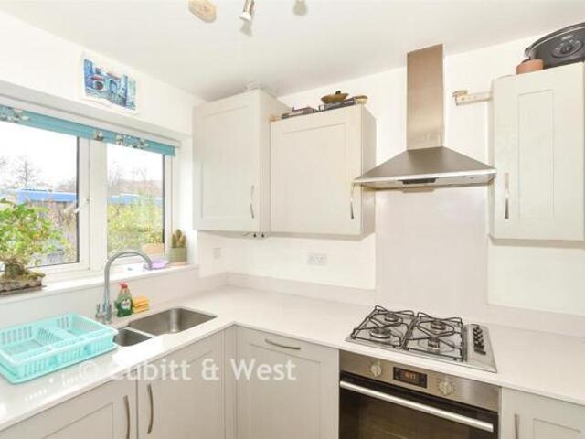 3 Bedroom House Surrey Great London LS98612168