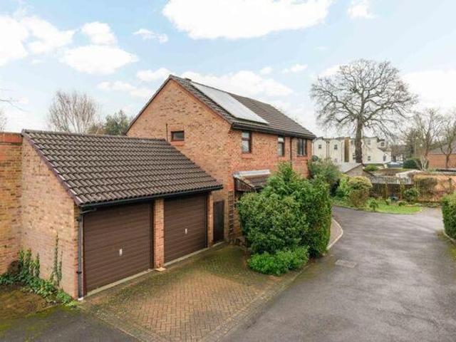 3 Bedroom House Surrey Great London LS99381056
