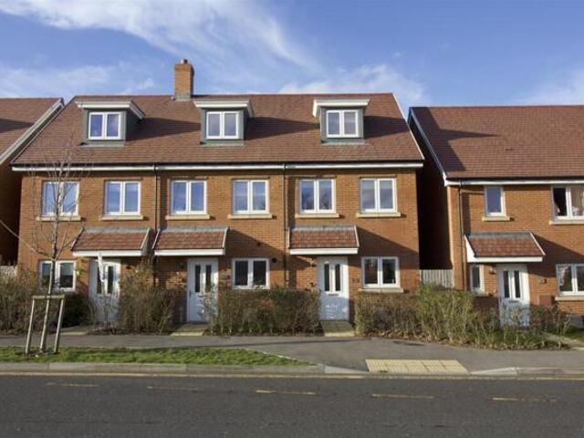 3 Bedroom House Surrey Great London LS99840253