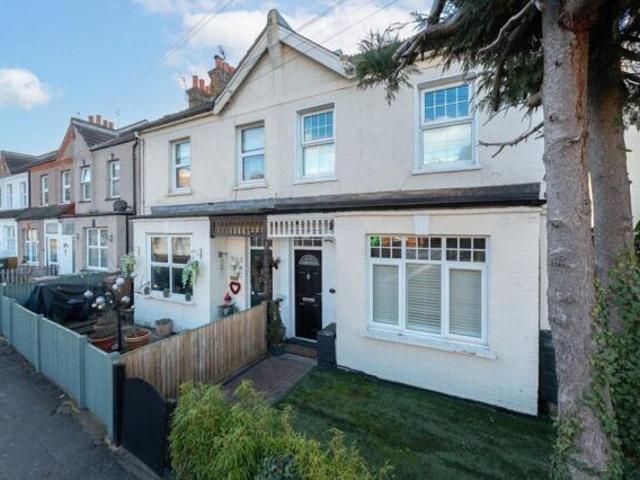 3 Bedroom House Surrey Greater London LS101674720
