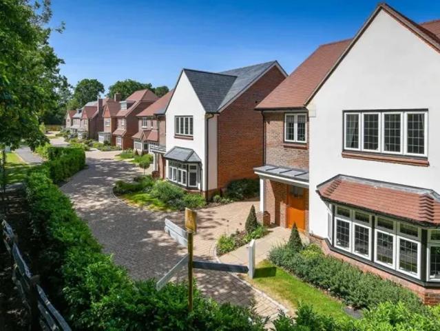 3 Bedroom House Surrey Hills Cranleigh 102596724