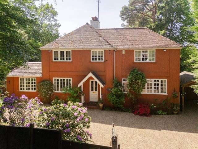 3 Bedroom House Surrey Surrey 98119314