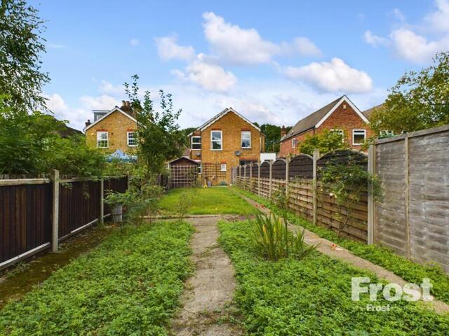 3 Bedroom House Surrey Surrey 98834397