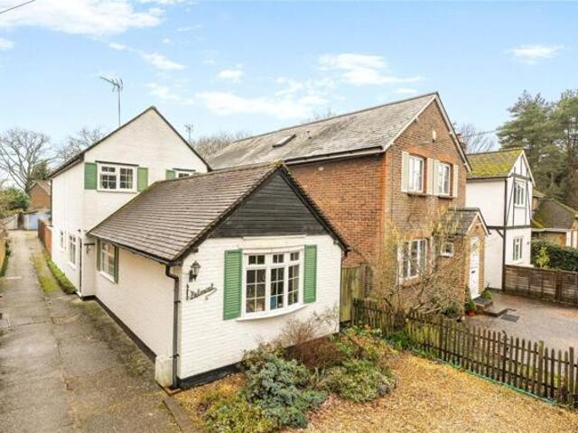 3 Bedroom House Surrey Surrey 98903655