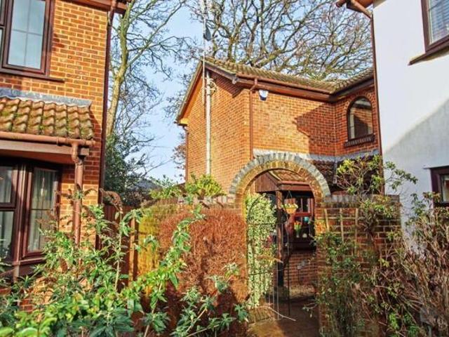 3 Bedroom House Surrey Surrey 99895109