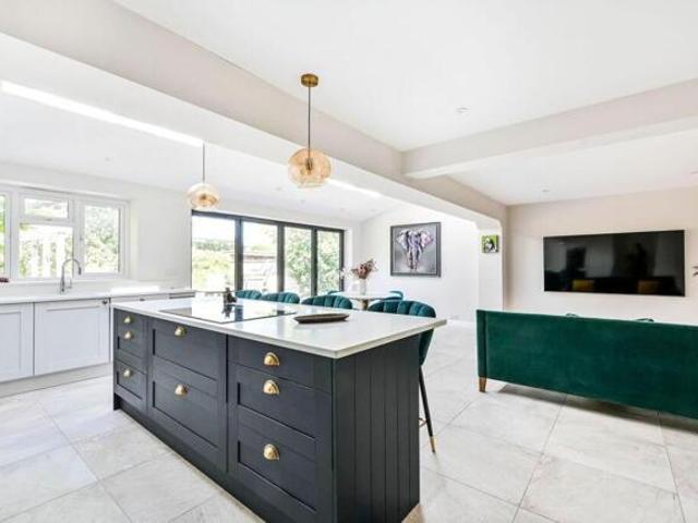 3 Bedroom House Surrey Surrey 101777746