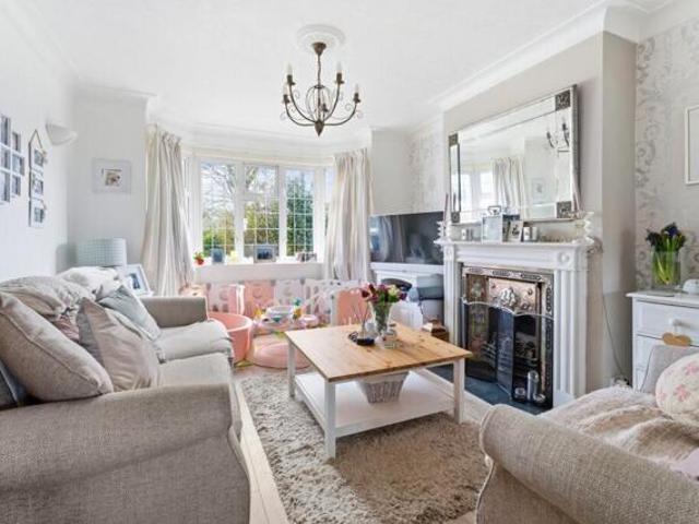 3 Bedroom House Surrey Surrey 101797071
