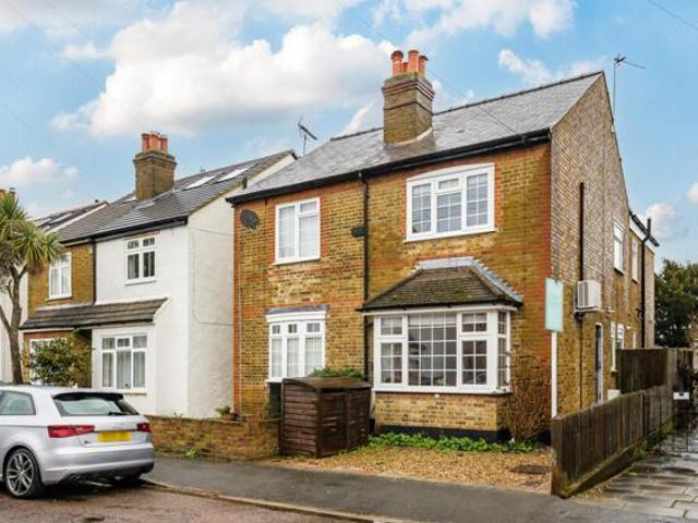 3 Bedroom House Surrey Surrey LS98903197