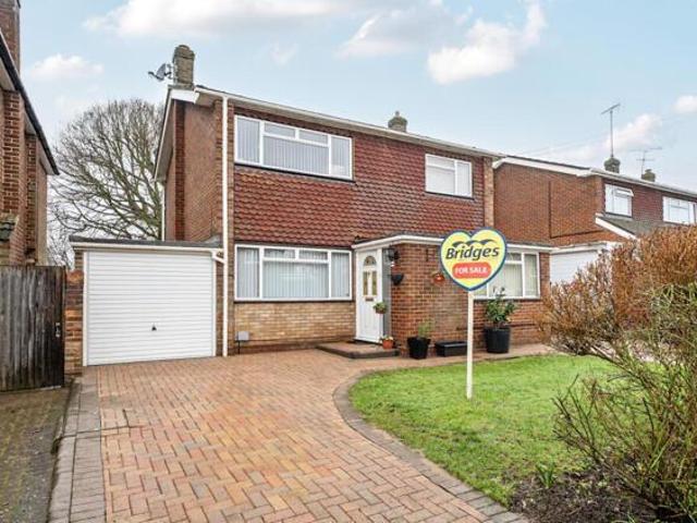 3 Bedroom House Surrey Surrey LS98969245