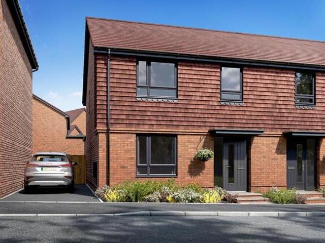 3 Bedroom House Surrey Surrey LS99054998
