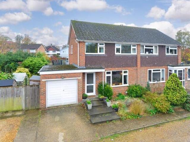 3 Bedroom House Surrey Surrey LS99277762