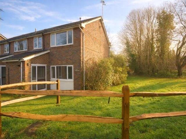3 Bedroom House Surrey Surrey LS99345088