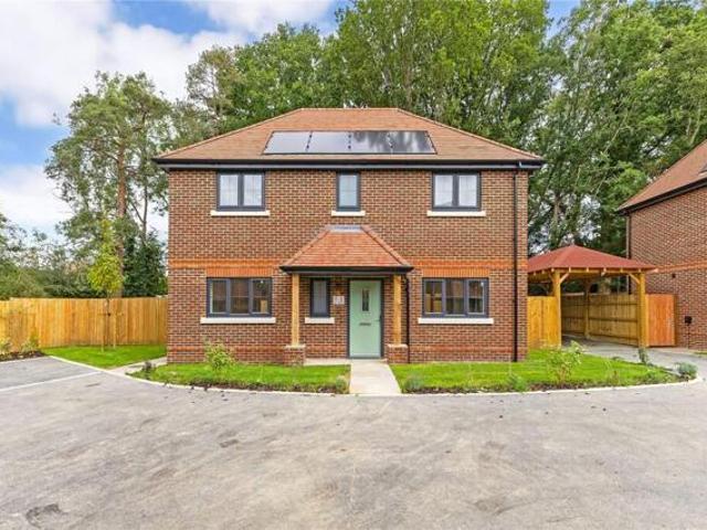 3 Bedroom House Surrey Surrey LS99345209
