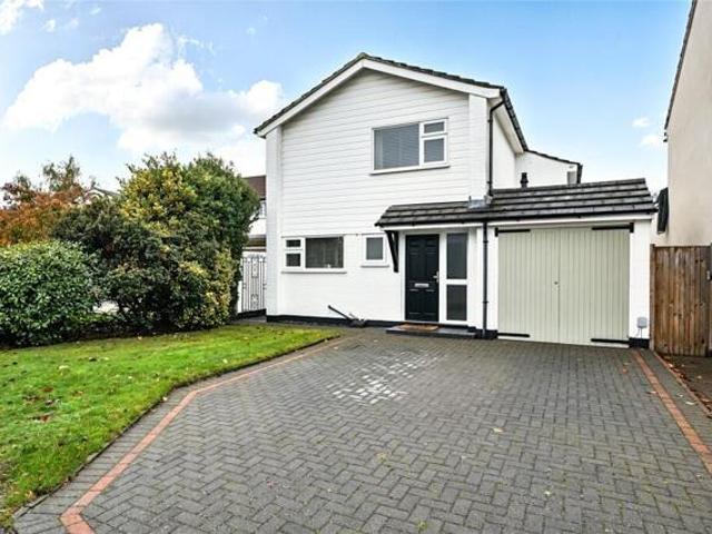 3 Bedroom House Surrey Surrey LS99774021