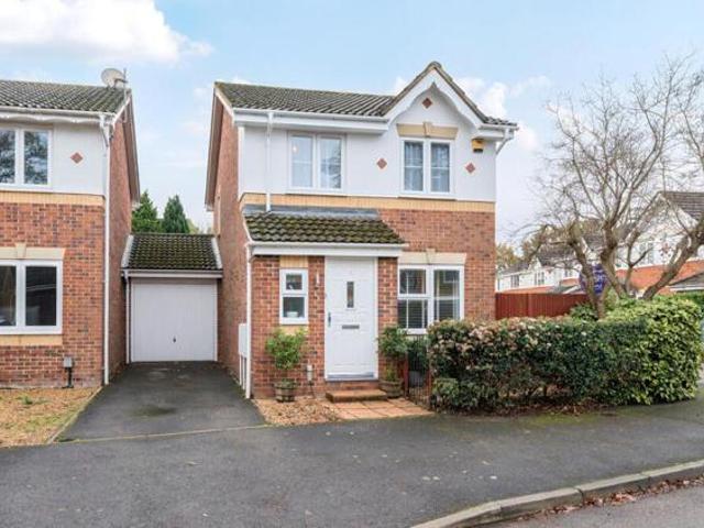 3 Bedroom House Surrey Surrey LS99839978