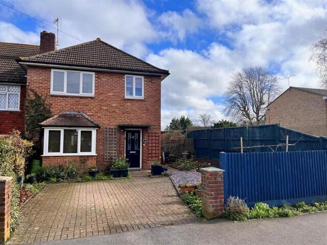 3 Bedroom House Surrey Surrey LS99986381