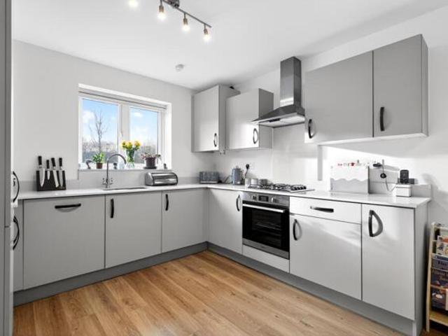 3 Bedroom House Surrey West Sussex LS98930068
