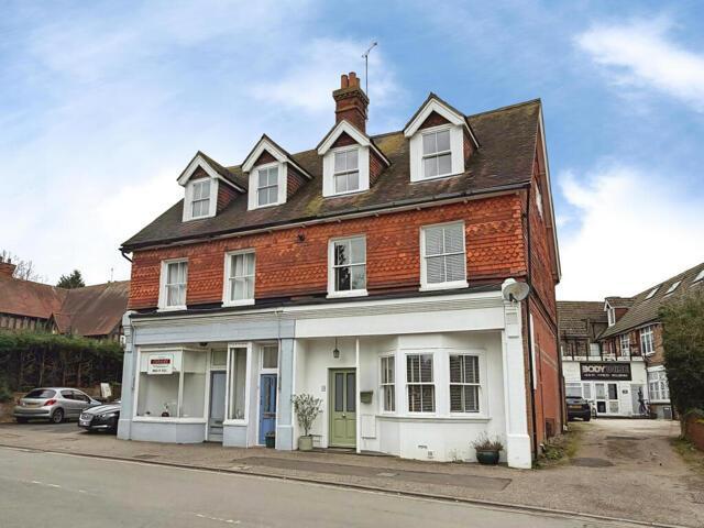 3 Bedroom House Surrey West Sussex 100579184