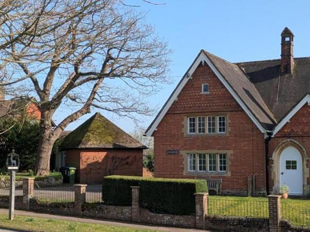 3 Bedroom House Surrey West Sussex 101675724