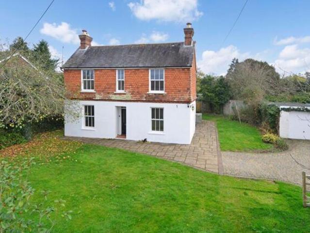 3 Bedroom House Surrey West Sussex 98503836