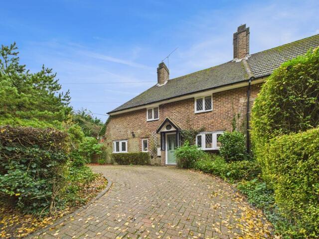 3 Bedroom House Surrey West Sussex 98801095