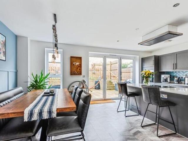 3 Bedroom House Swindon Swindon LS98903609
