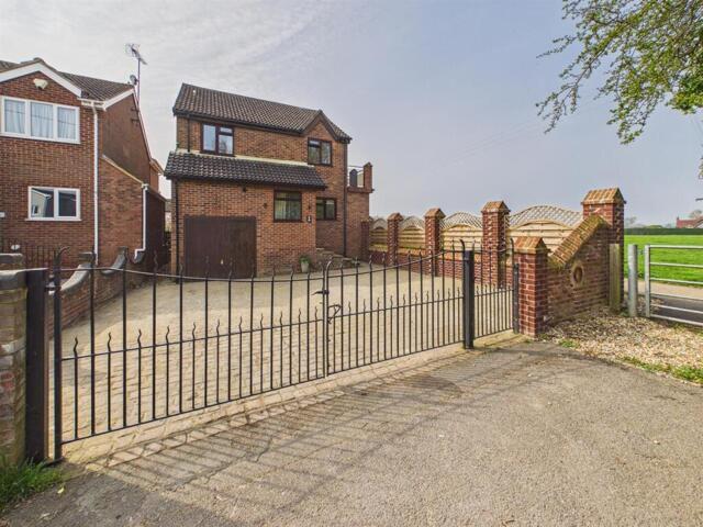 3 Bedroom House Purley On Thames Berkshire 101060265