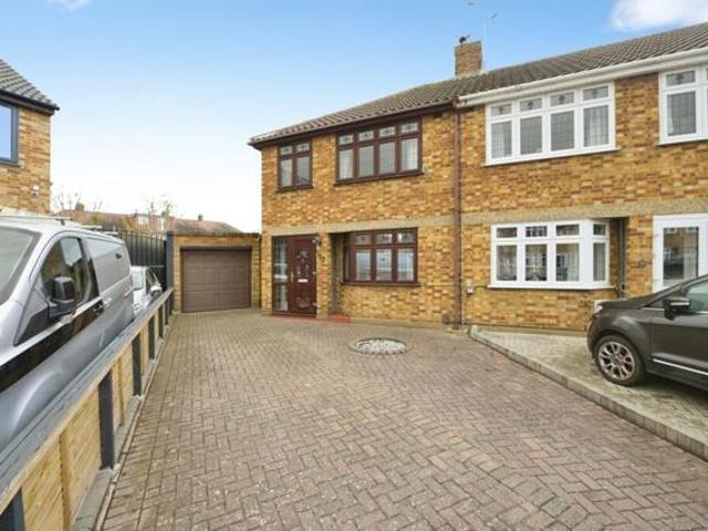 3 Bedroom House Romford Greater London 101278005