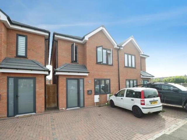 3 Bedroom House Romford Greater London LS101677871