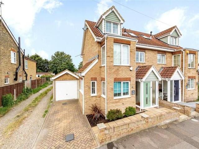 3 Bedroom House Romford Greater London LS99436982
