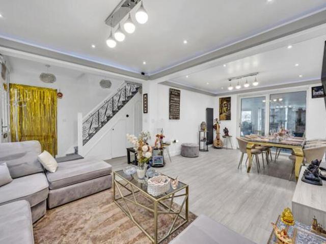 3 Bedroom House Romford Greater London LS99735857
