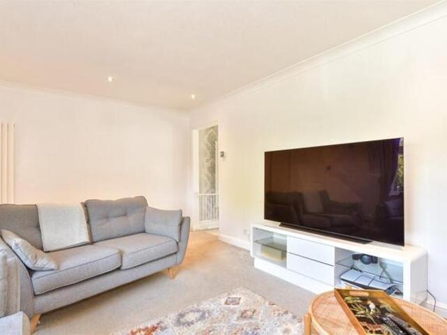 3 Bedroom House Rainham Great London 98278327