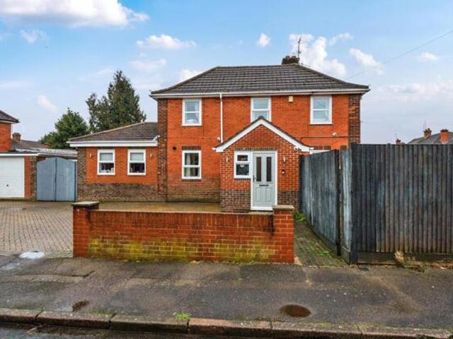 3 Bedroom House Reading Berkshire 99475812