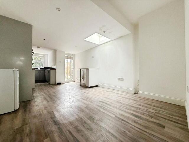 3 Bedroom House Reading Berkshire 99808556
