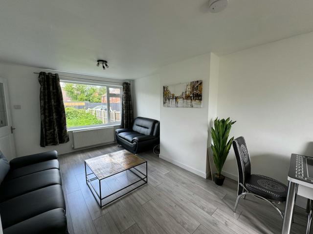 3 Bedroom House Reading Reading LS77084306
