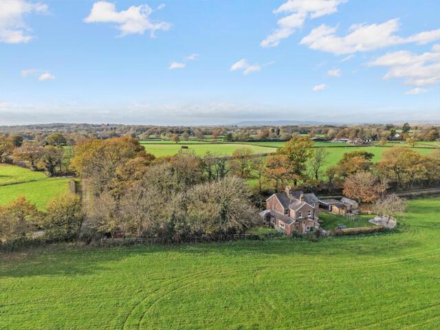 3 Bedroom House Reigate Surrey 100503101